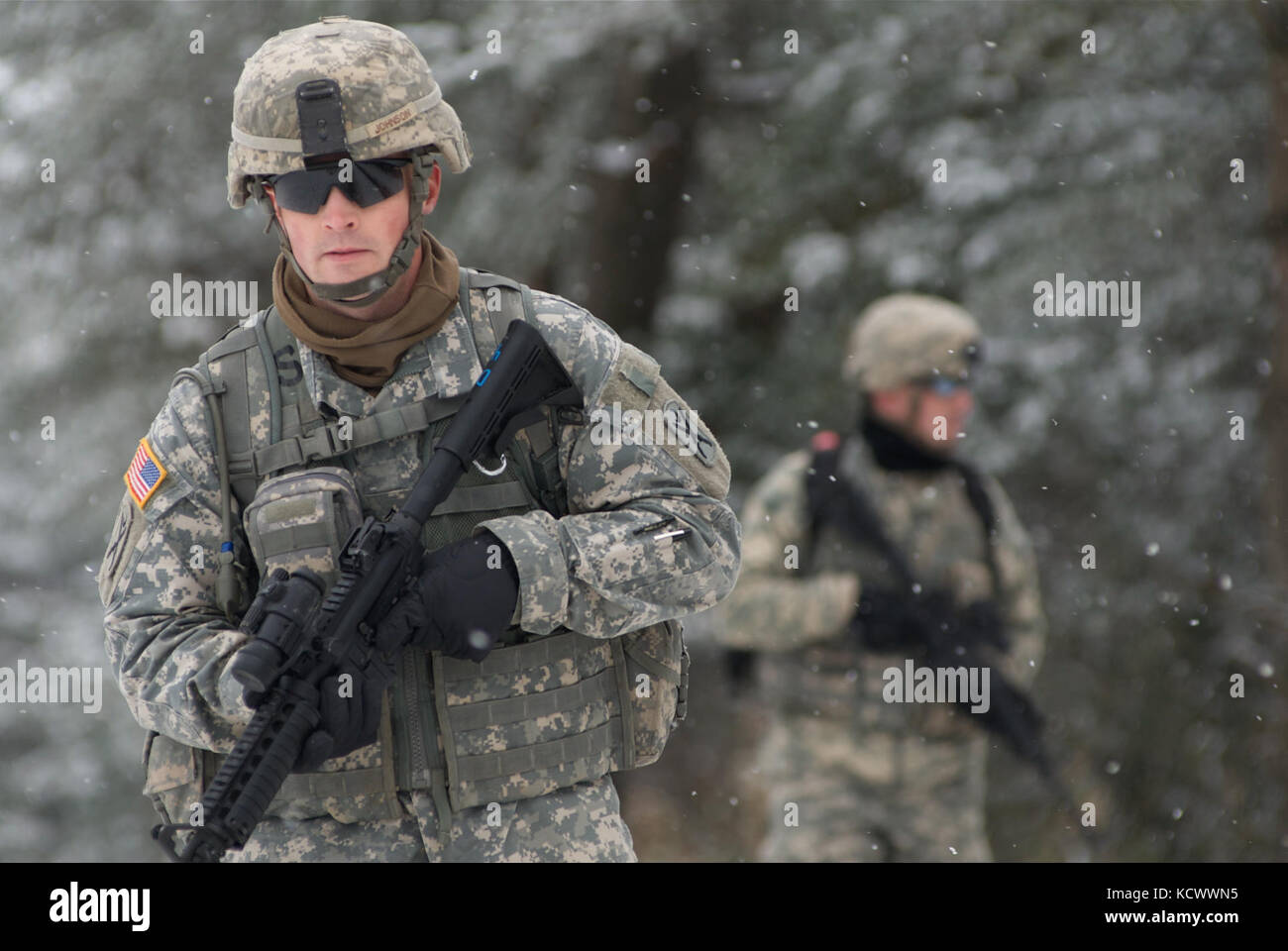 Soldiers in the snow on operations Stock Photo - Alamy