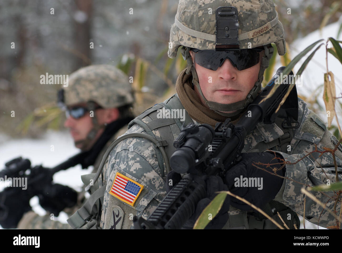 Soldiers in the snow on operations Stock Photo - Alamy