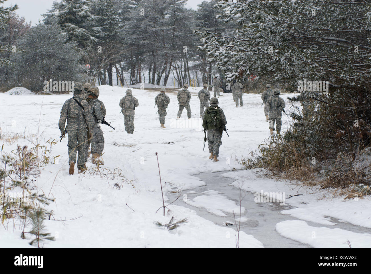 Soldiers in the snow on operations Stock Photo - Alamy