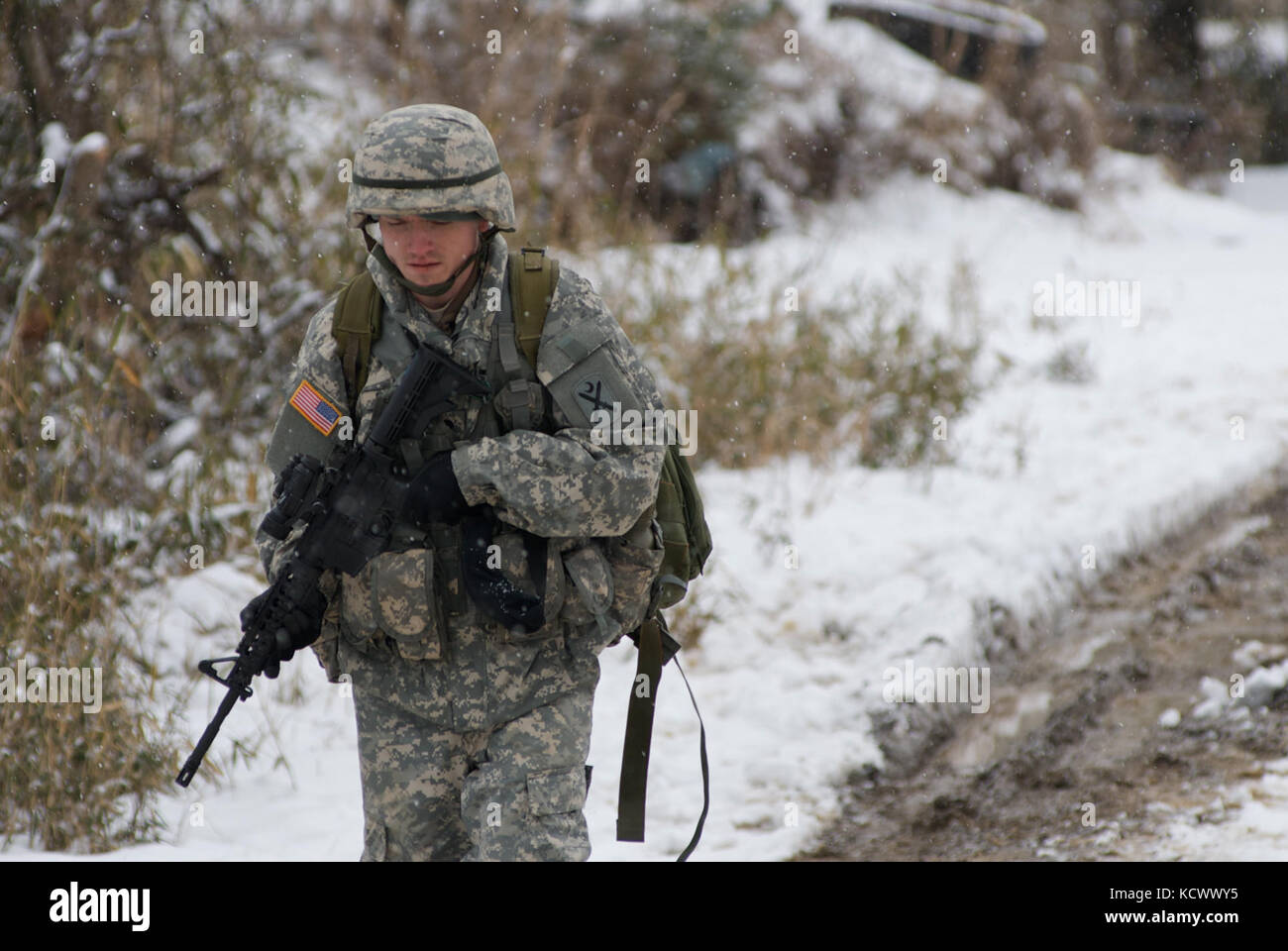 Soldiers in the snow on operations Stock Photo - Alamy
