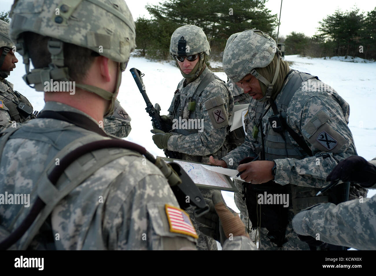 Soldiers in the snow on operations Stock Photo - Alamy