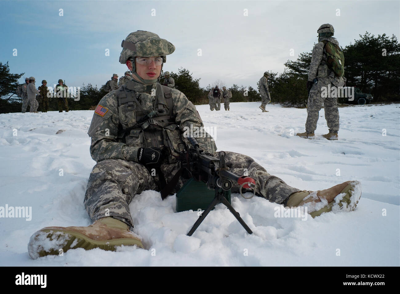 Soldiers in the snow hi-res stock photography and images - Alamy