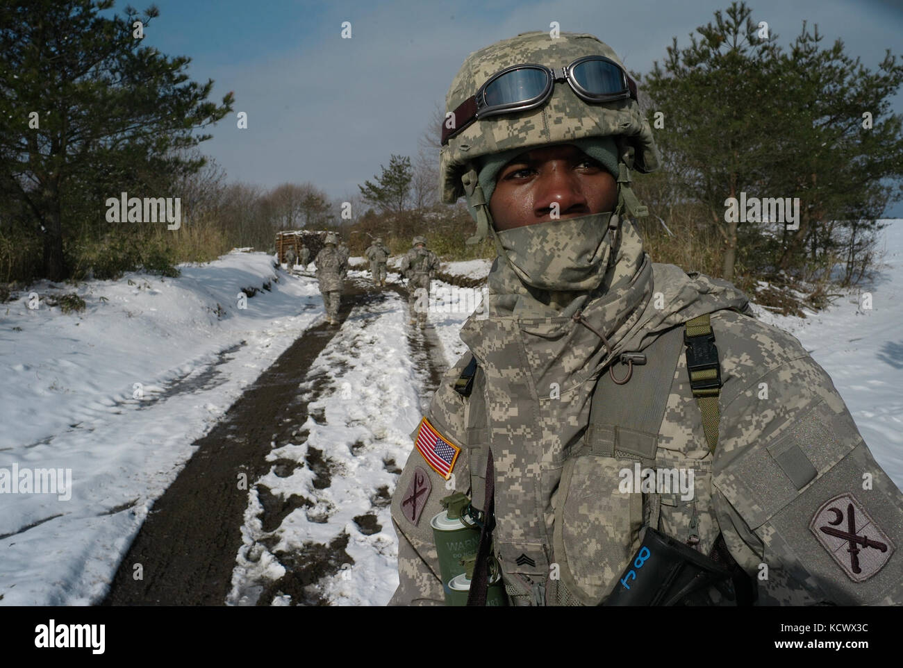 Soldiers in the snow on operations Stock Photo - Alamy