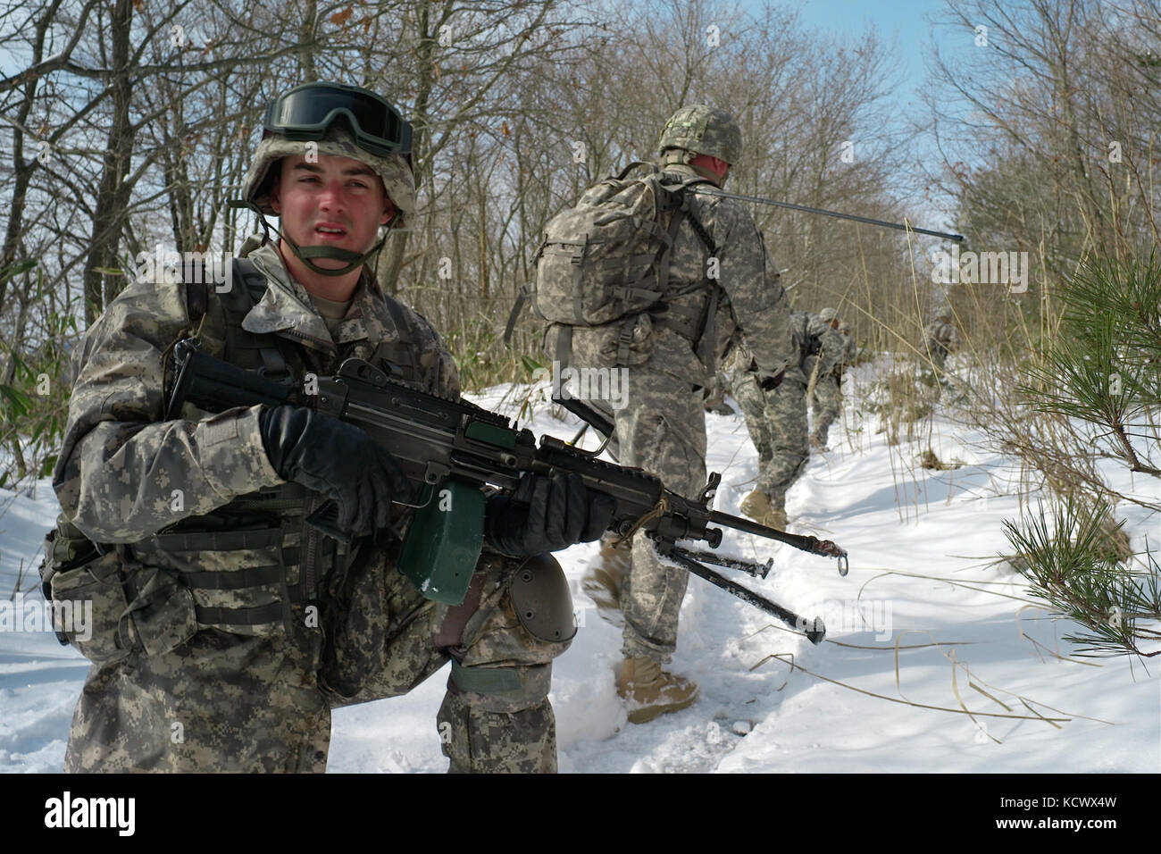 Soldiers in the snow on operations Stock Photo - Alamy