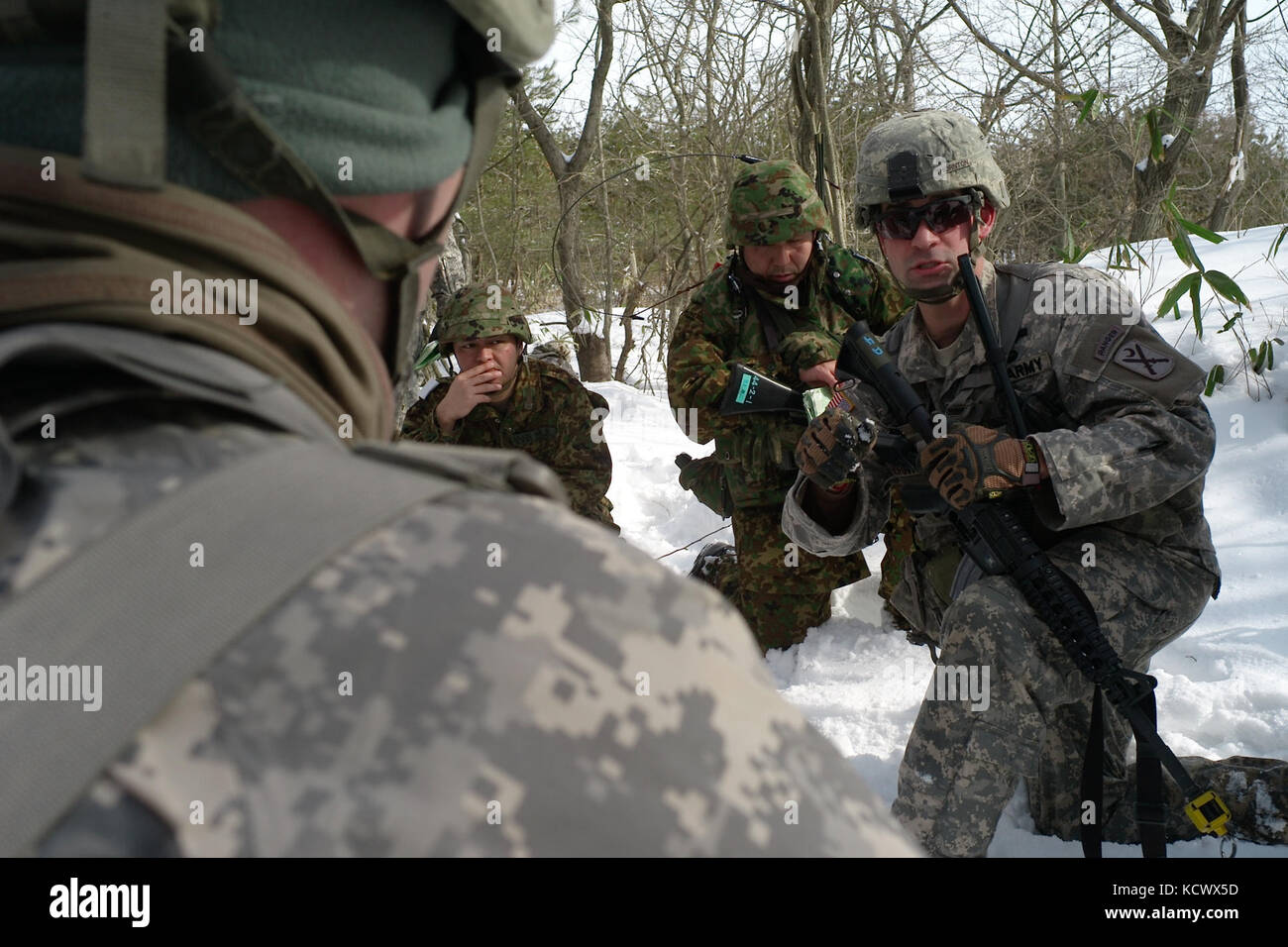 Soldiers in the snow on operations Stock Photo - Alamy