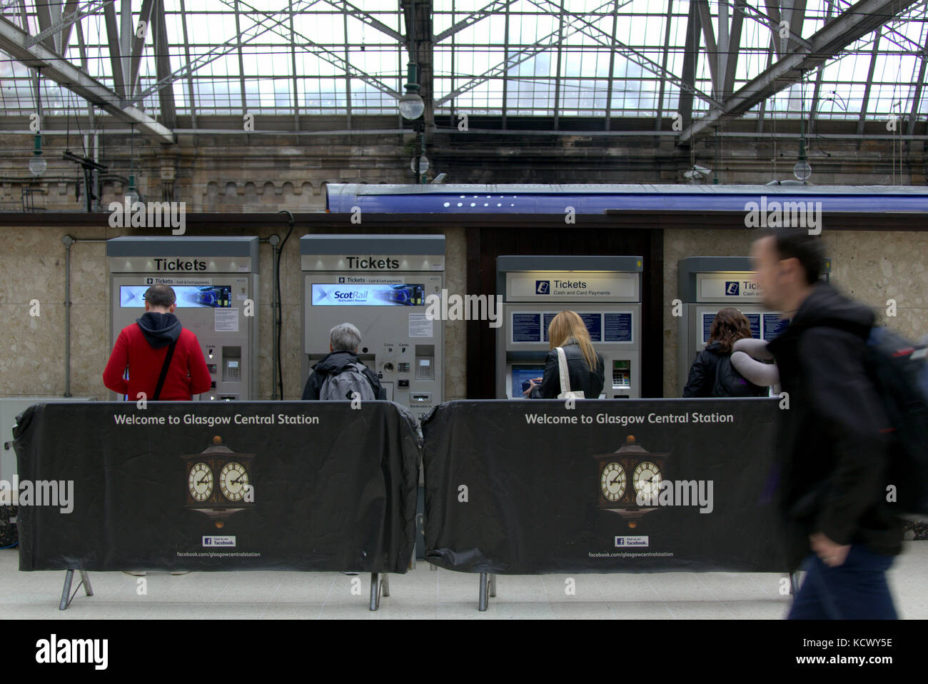 Platform ticket machine hi-res stock photography and images - Alamy