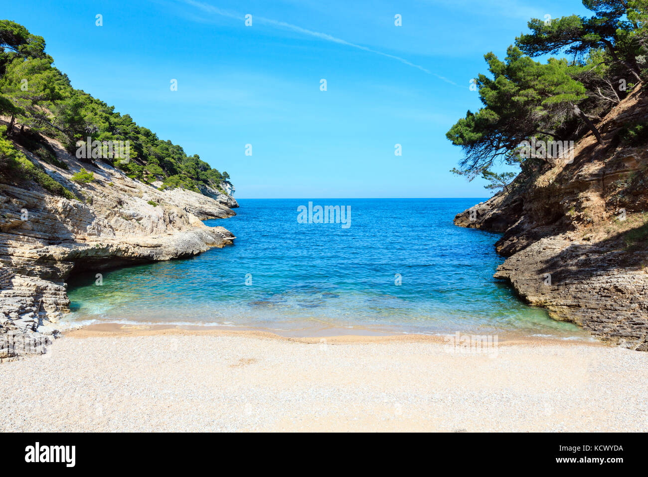 Summer Baia della Pergola small calm quiet beach, Gargano peninsula in ...