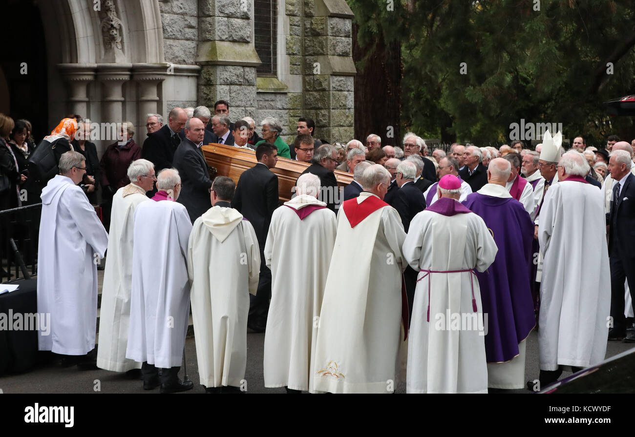 The coffin of former Irish taoiseach Liam Cosgrave is carried into the ...