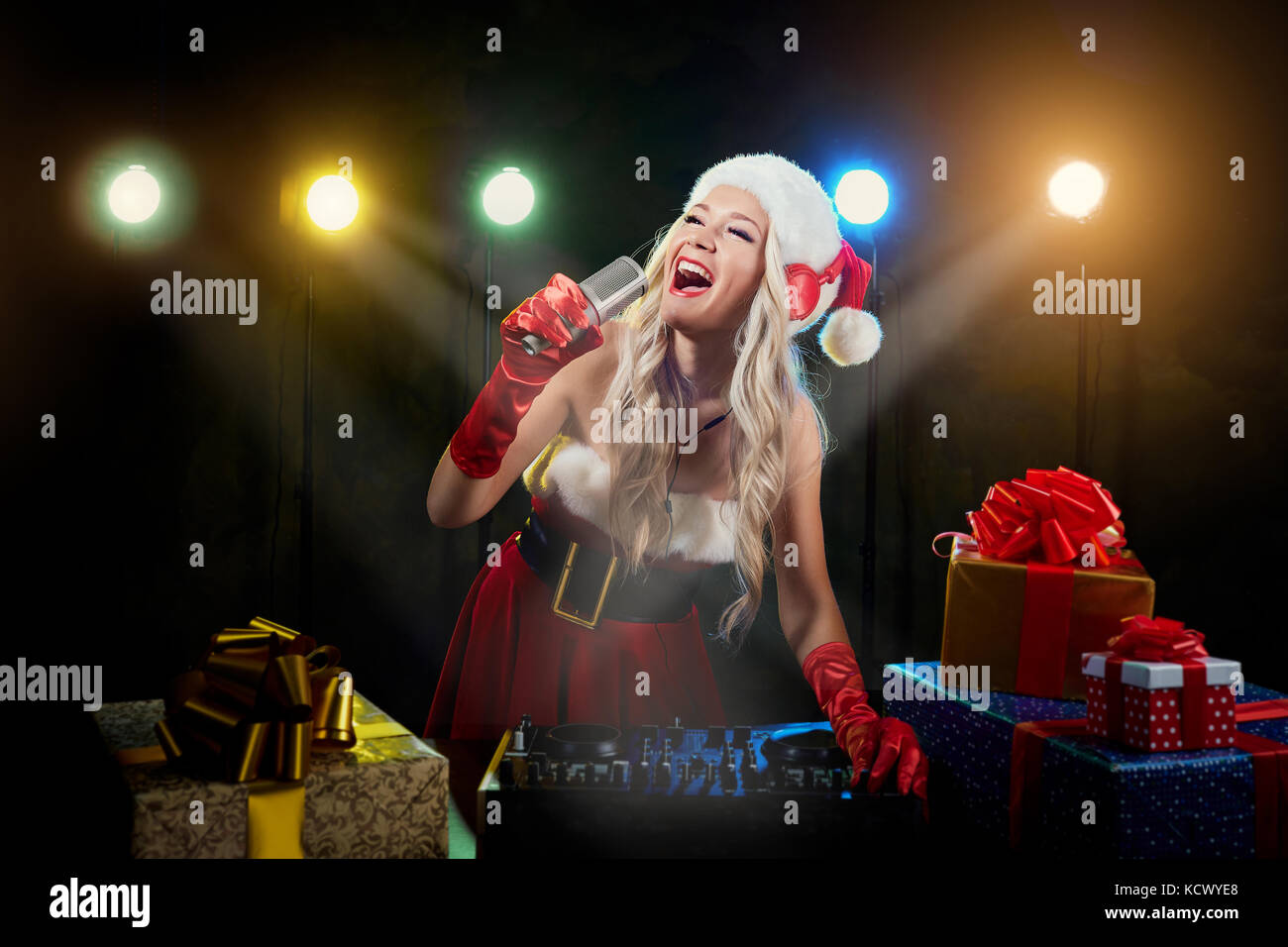 Sings into microphone hi-res stock photography and images - Alamy