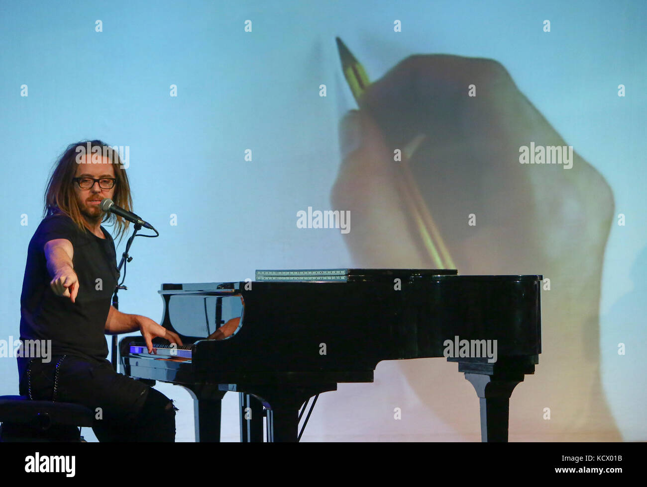 Tim Minchin performs his song When I Grow Up, from Matilda the Musical ...