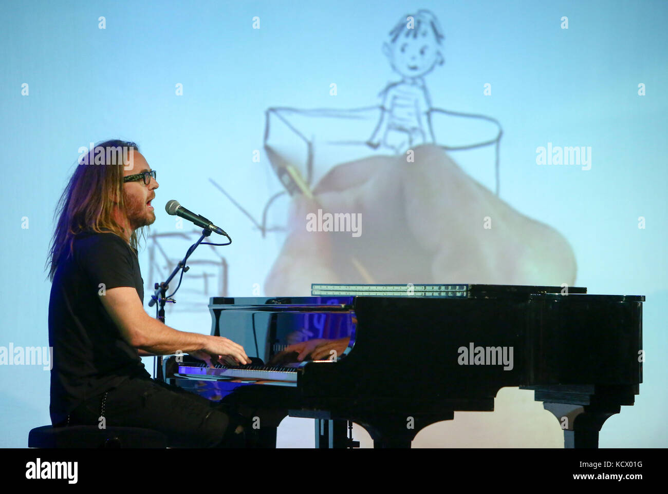 Illustrator steve antony drawing live hi-res stock photography and ...