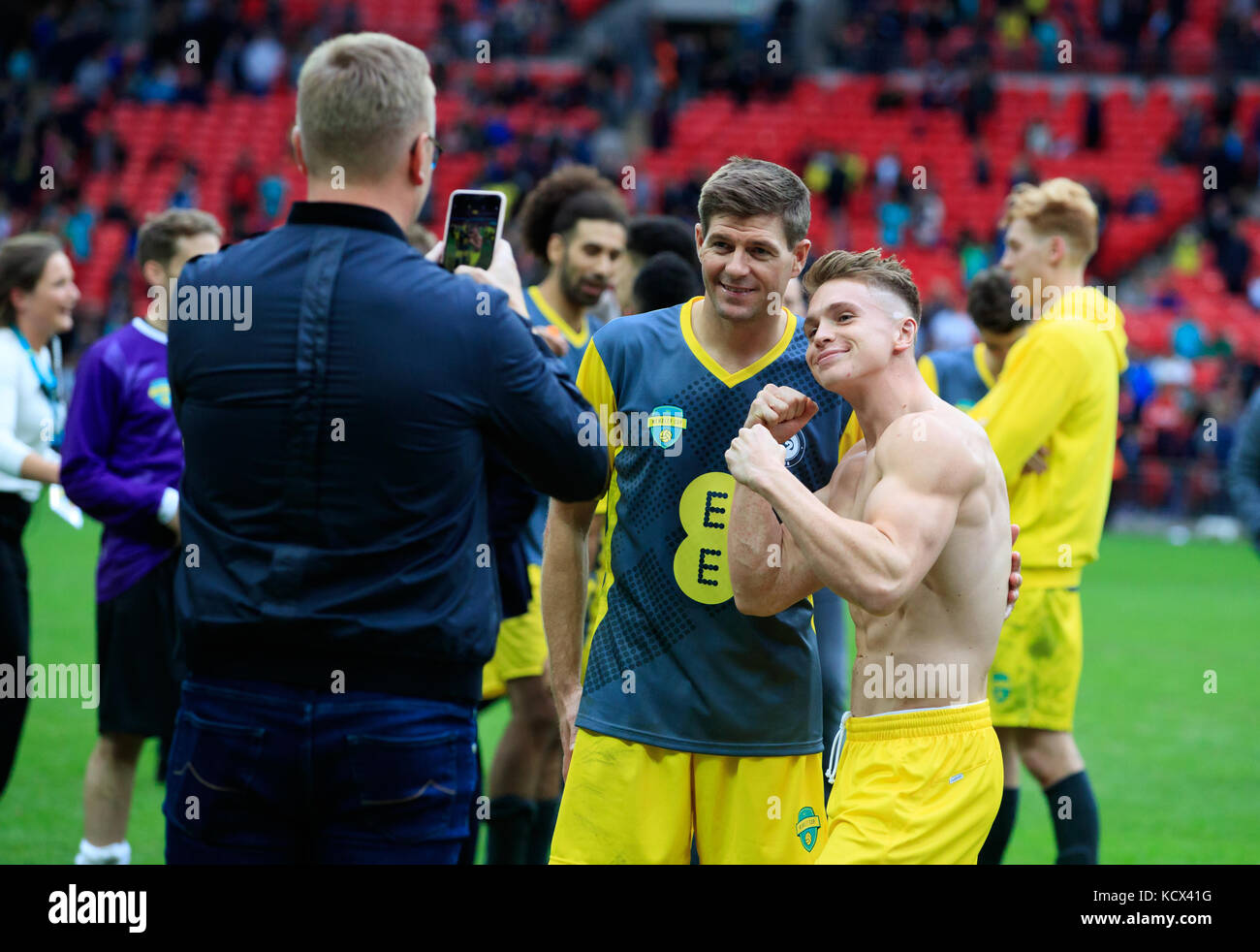 Tekkers Town's Joe Weller poses for a photograph with Steven Gerard ...