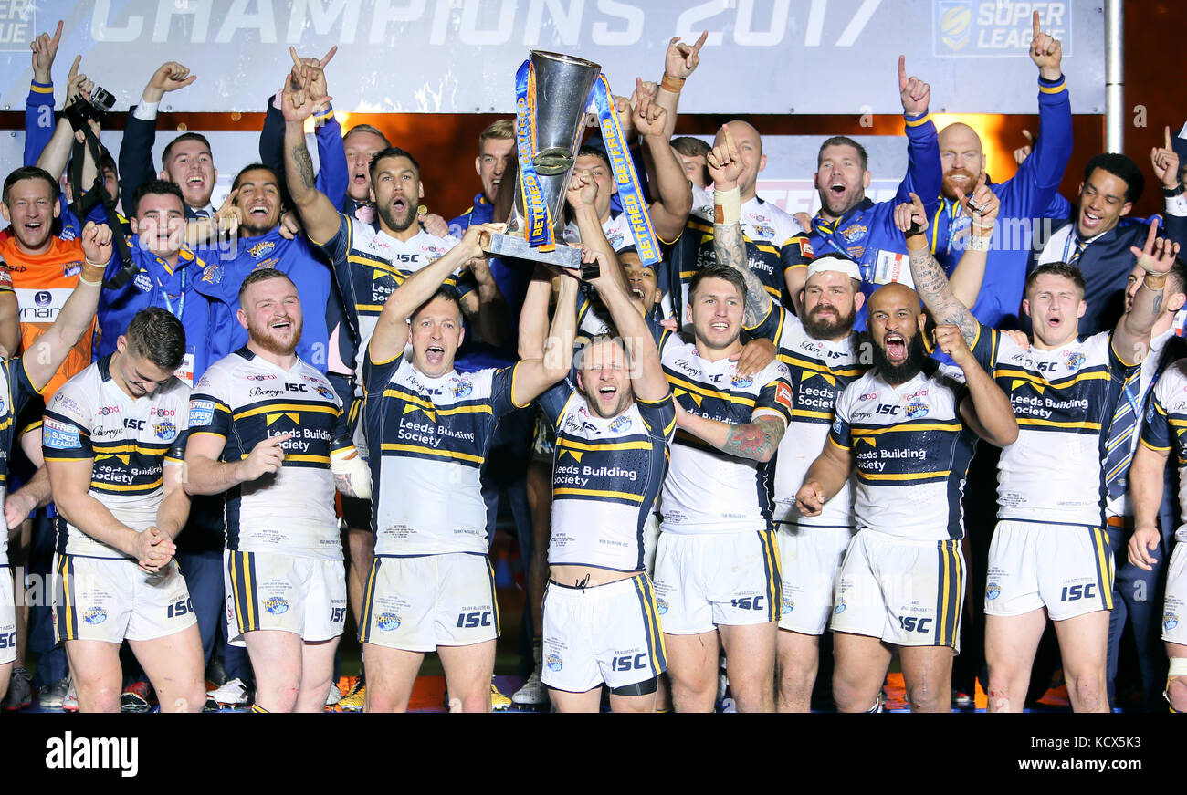 Leeds Rhinos players celebrate with the trophy after the final whistle ...