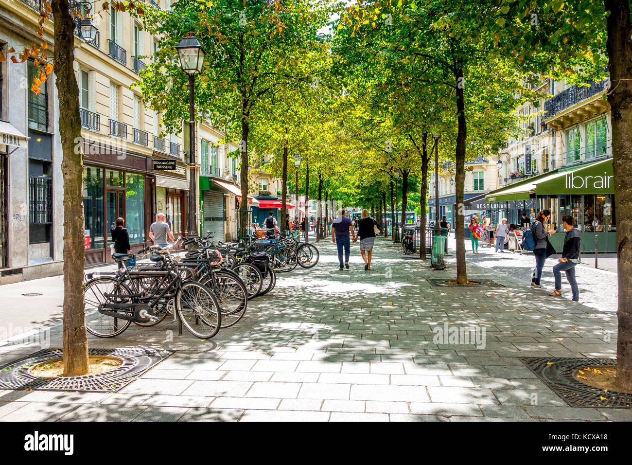 Walking under shade hi-res stock photography and images - Alamy
