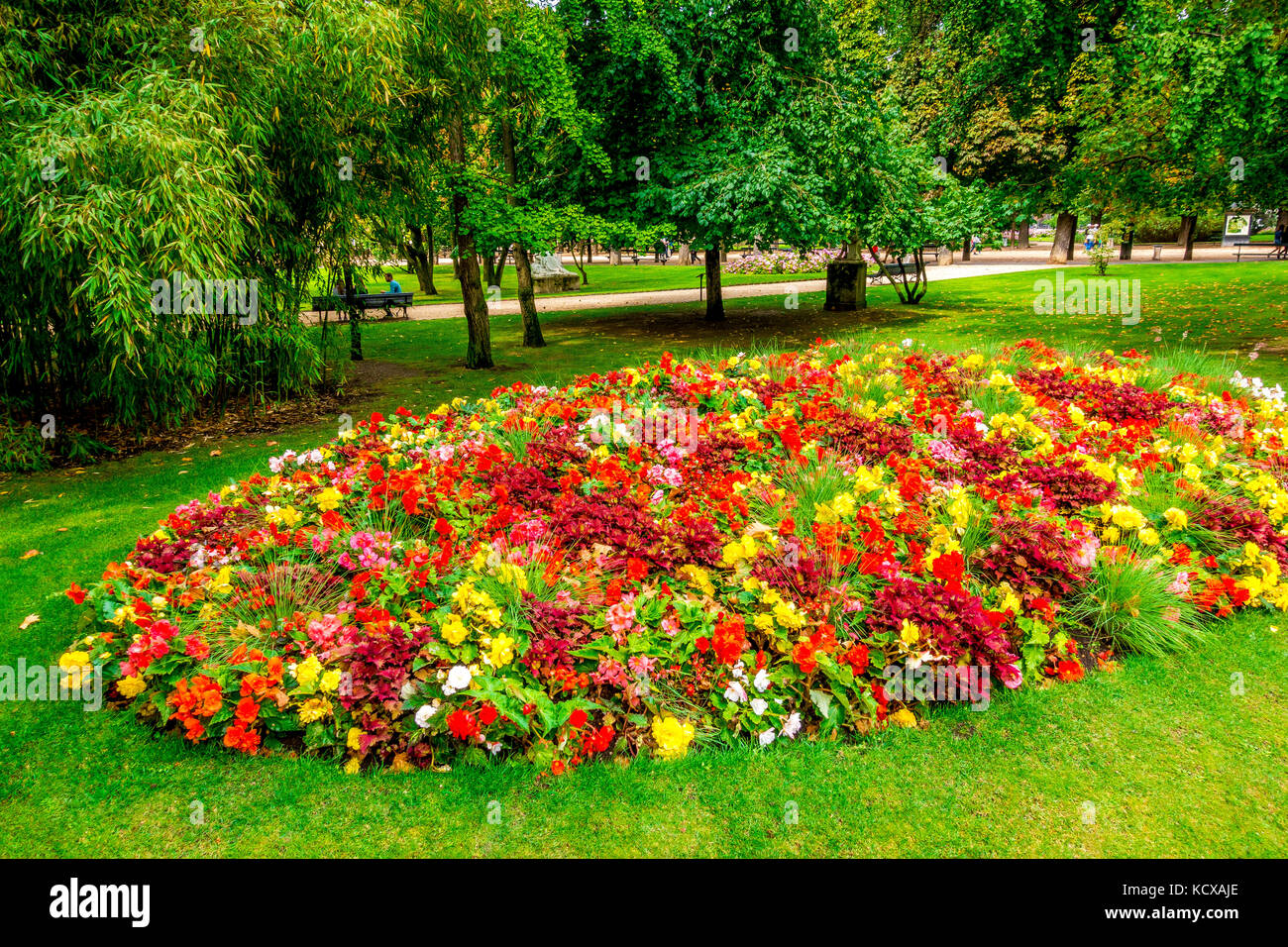 A beautiful flowerbed in the Luxembourg Gardens in Paris, France Stock ...