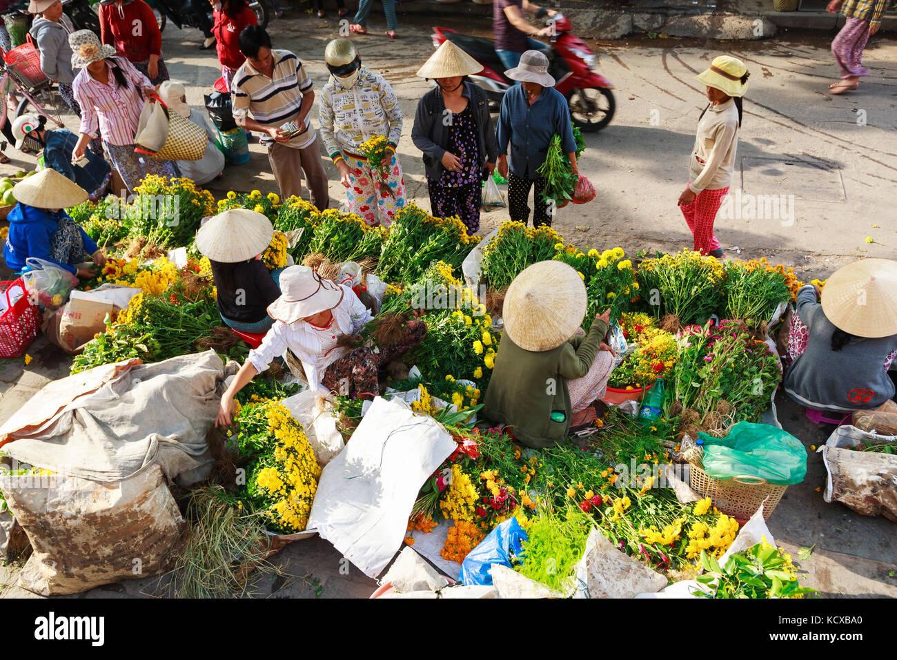 Flower vendors at the Hoi An market in Hoi An Ancient Town, Quang Nam ...