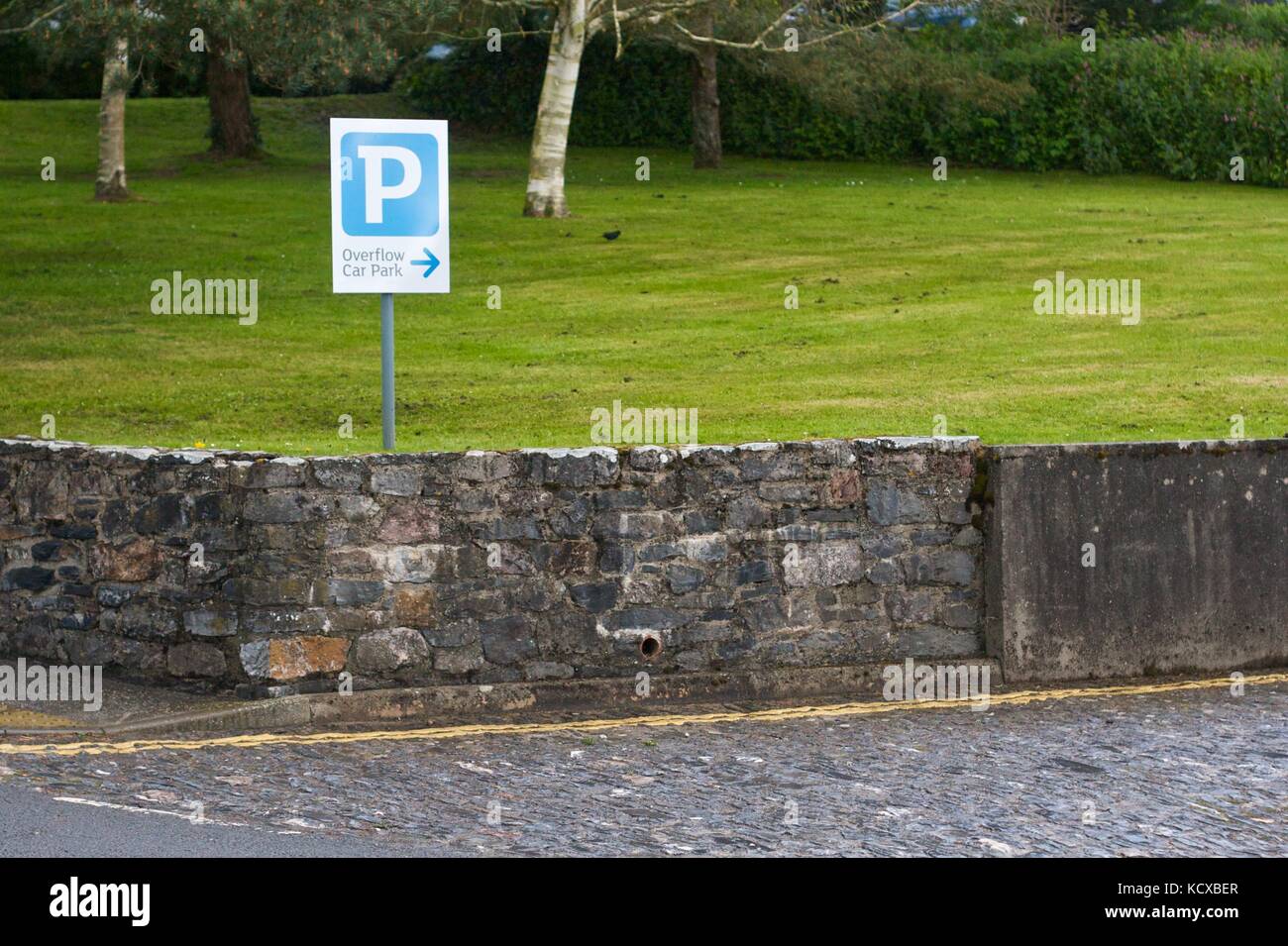 Overflow car parking sign hi-res stock photography and images - Alamy