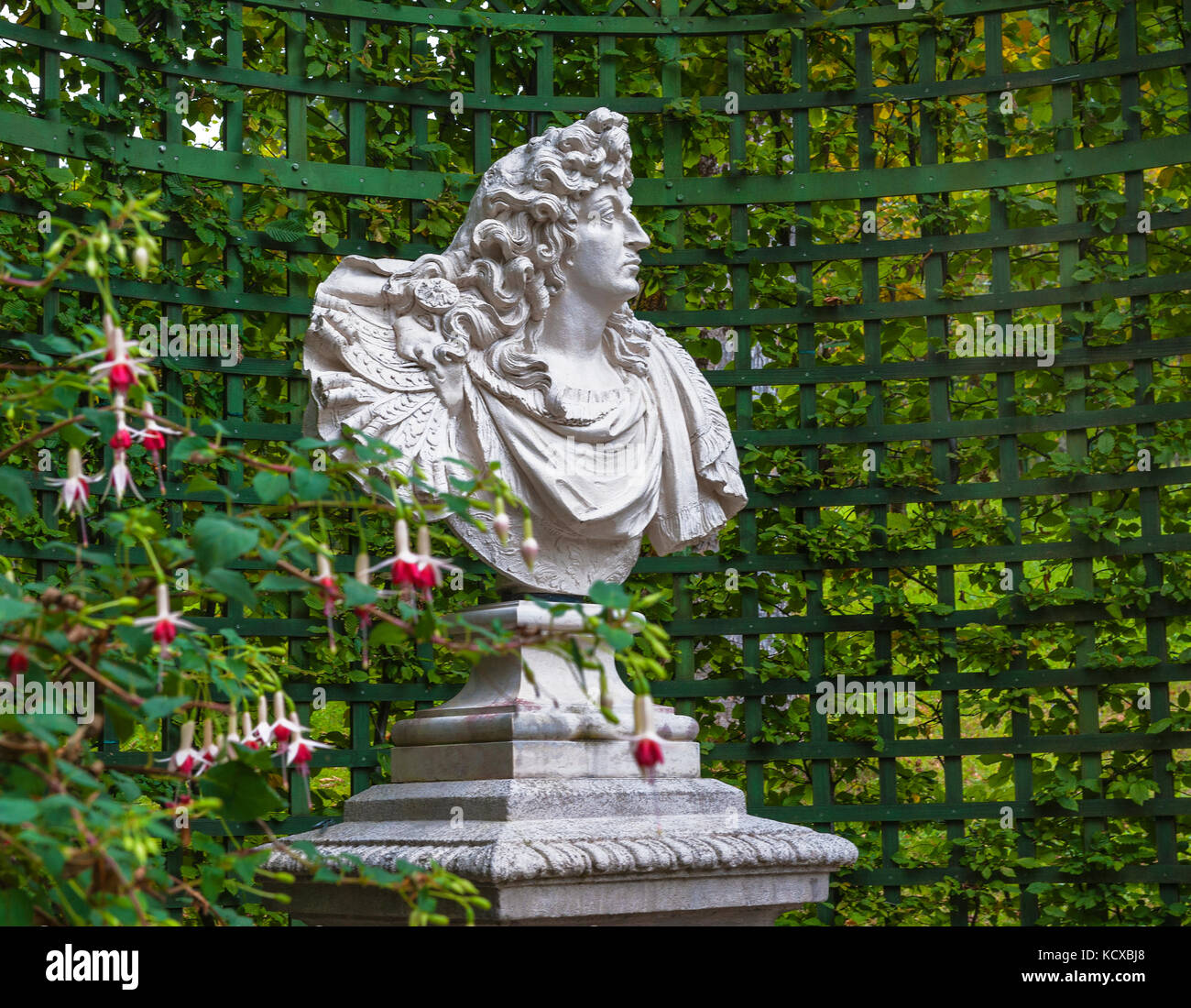 Ludwig II statue in the park of Linderhof Palace Stock Photo - Alamy