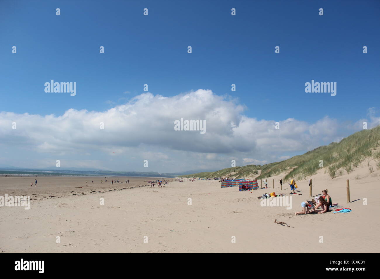 Harlech beach in sunshine Stock Photo - Alamy