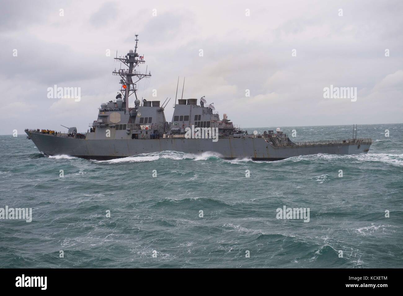 The Arleigh Burke-class guided-missile destroyer USS Mitscher (DDG 57 ...