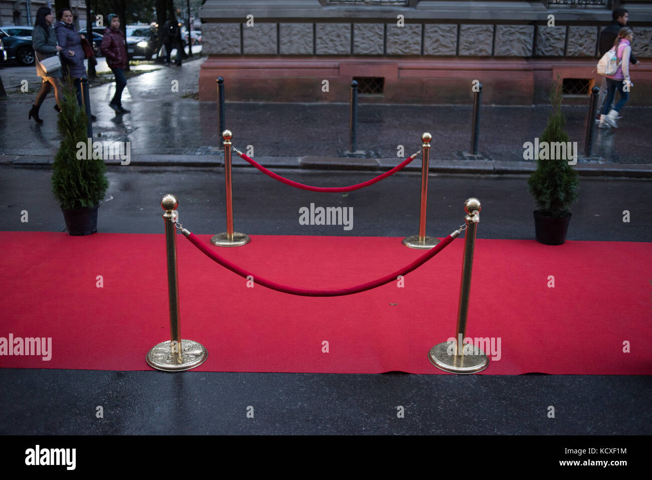 Red Carpet - is traditionally used to mark the route taken by heads of ...