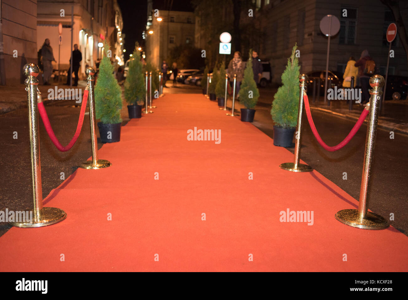Red Carpet - is traditionally used to mark the route taken by heads of ...