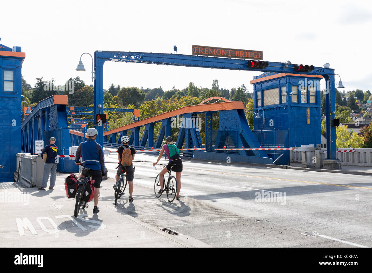 Stop drawbridge sign warning bridge hi-res stock photography and images ...