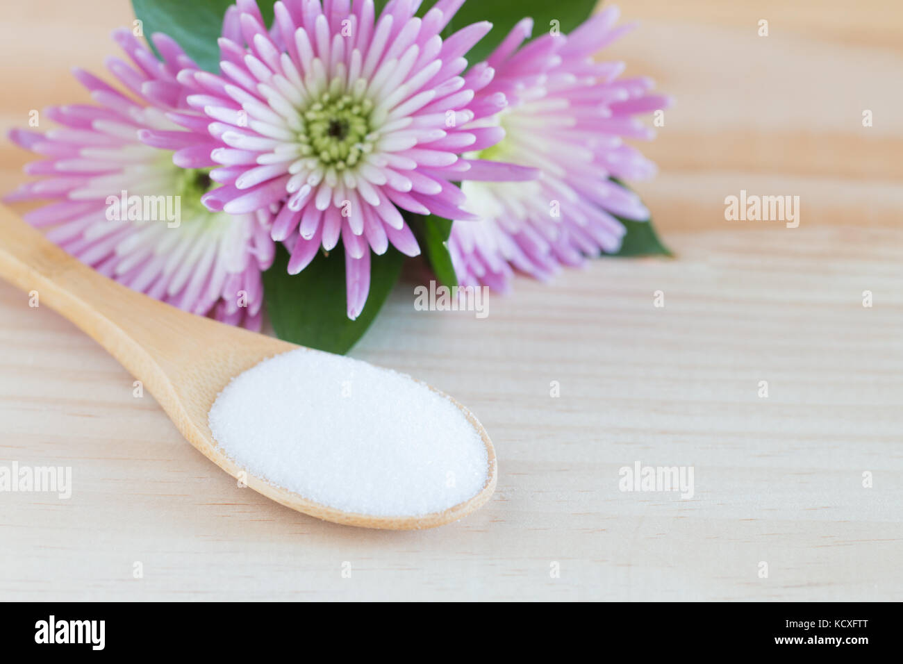 Pink sugar flowers hi-res stock photography and images - Alamy