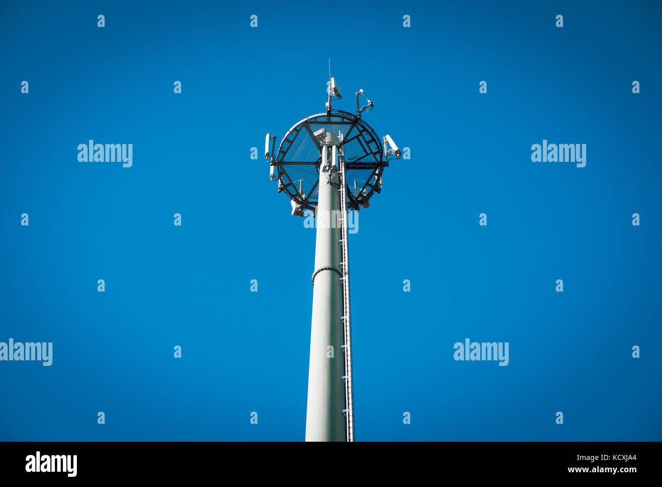 Cell phone cellular transmission tower blue sky Stock Photo - Alamy