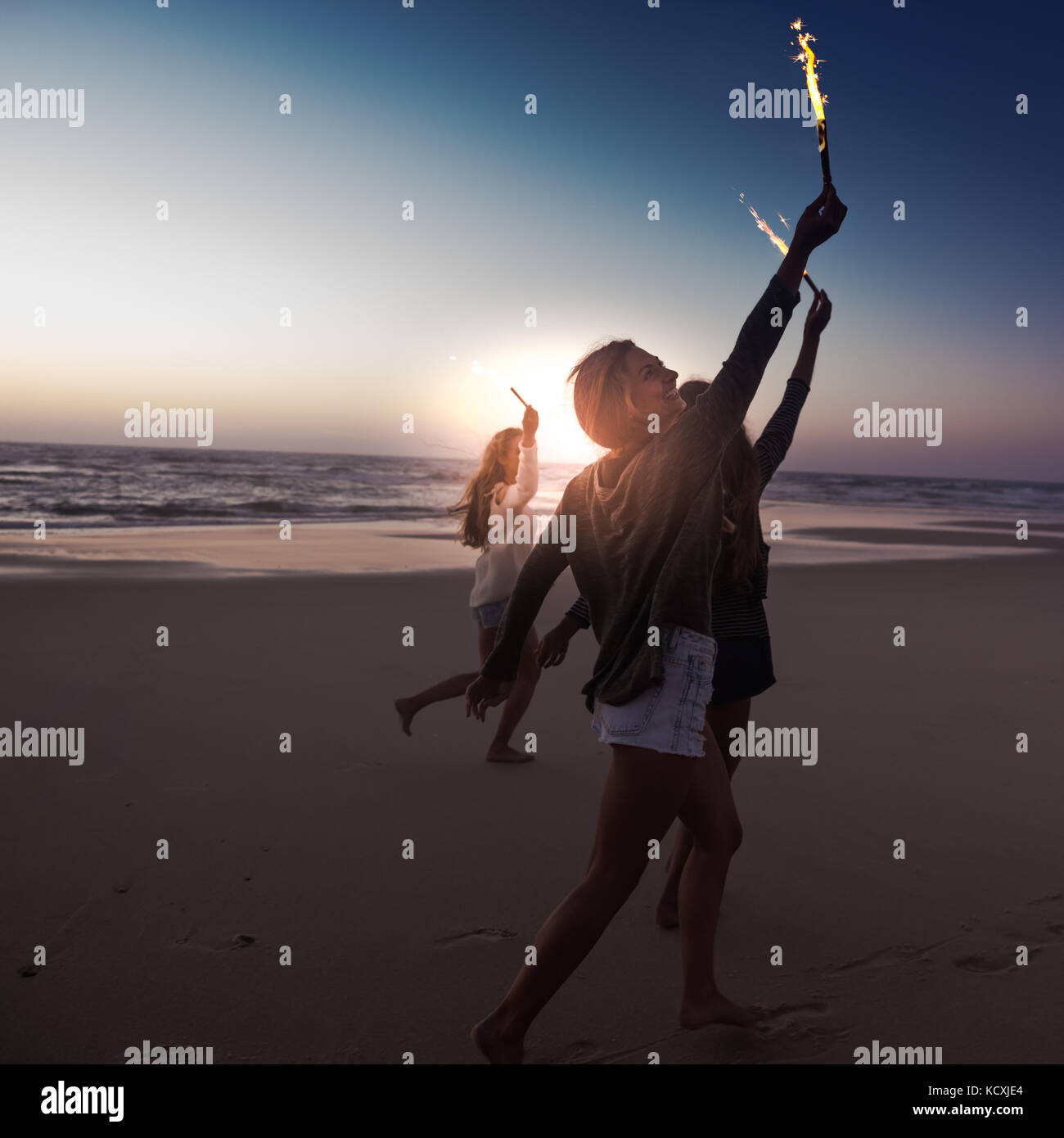 Female friends beach sunset hi-res stock photography and images - Alamy