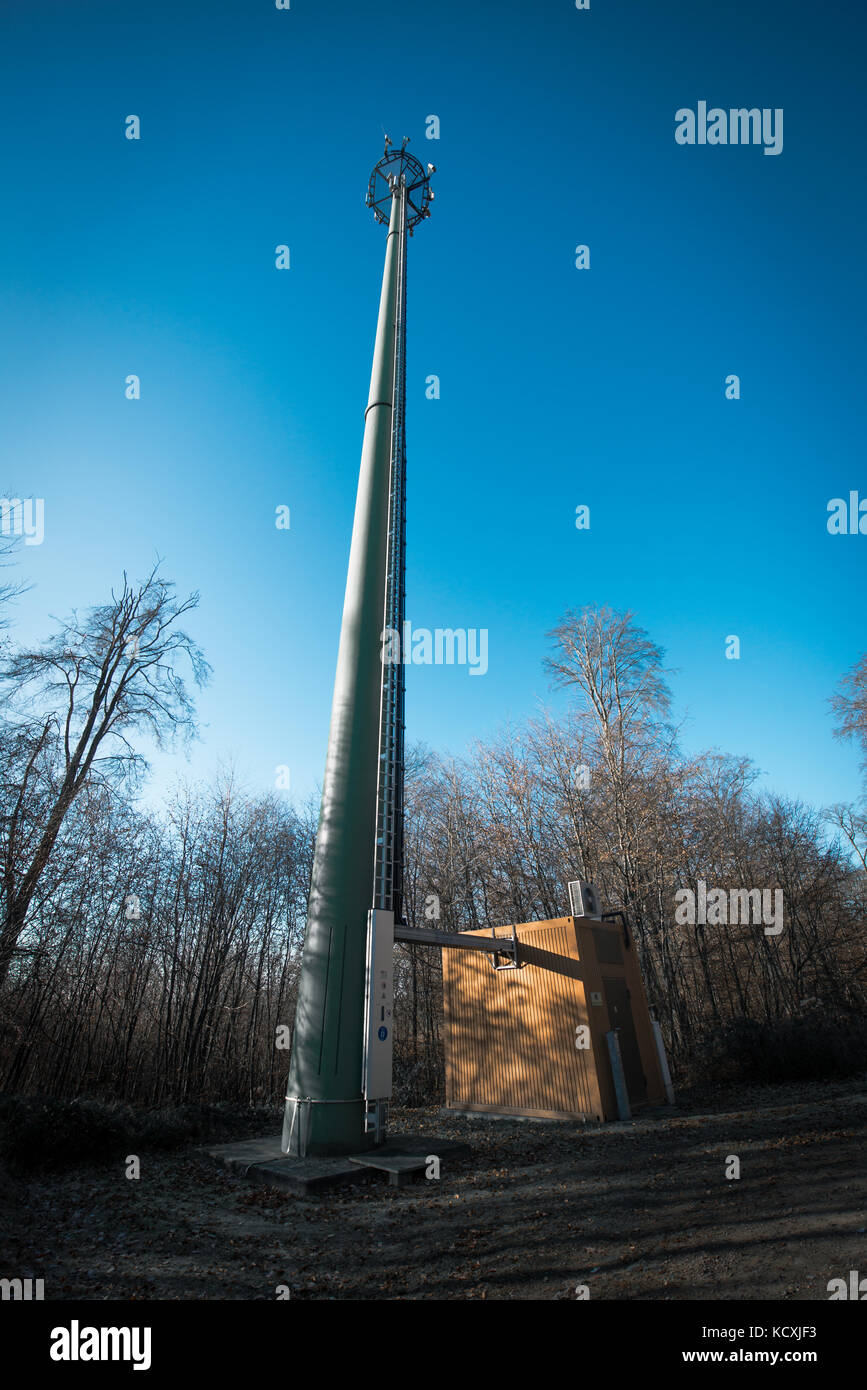 Cell phone cellular transmission tower blue sky Stock Photo - Alamy