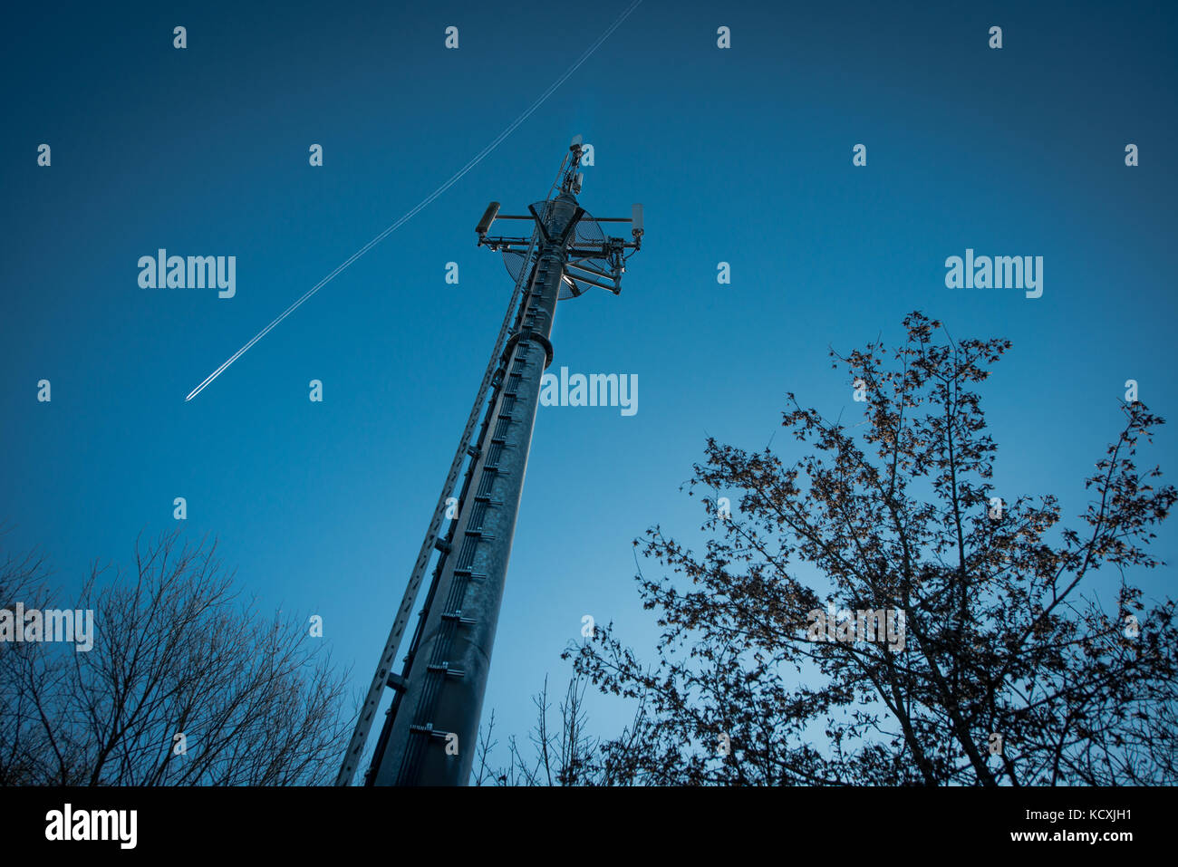 Cell phone cellular transmission tower blue sky Stock Photo - Alamy