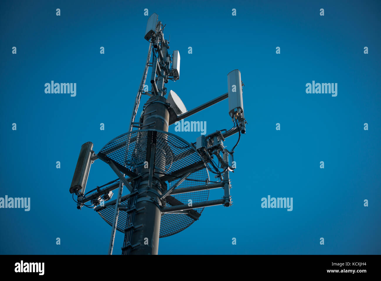 Cell phone cellular transmission tower blue sky Stock Photo - Alamy