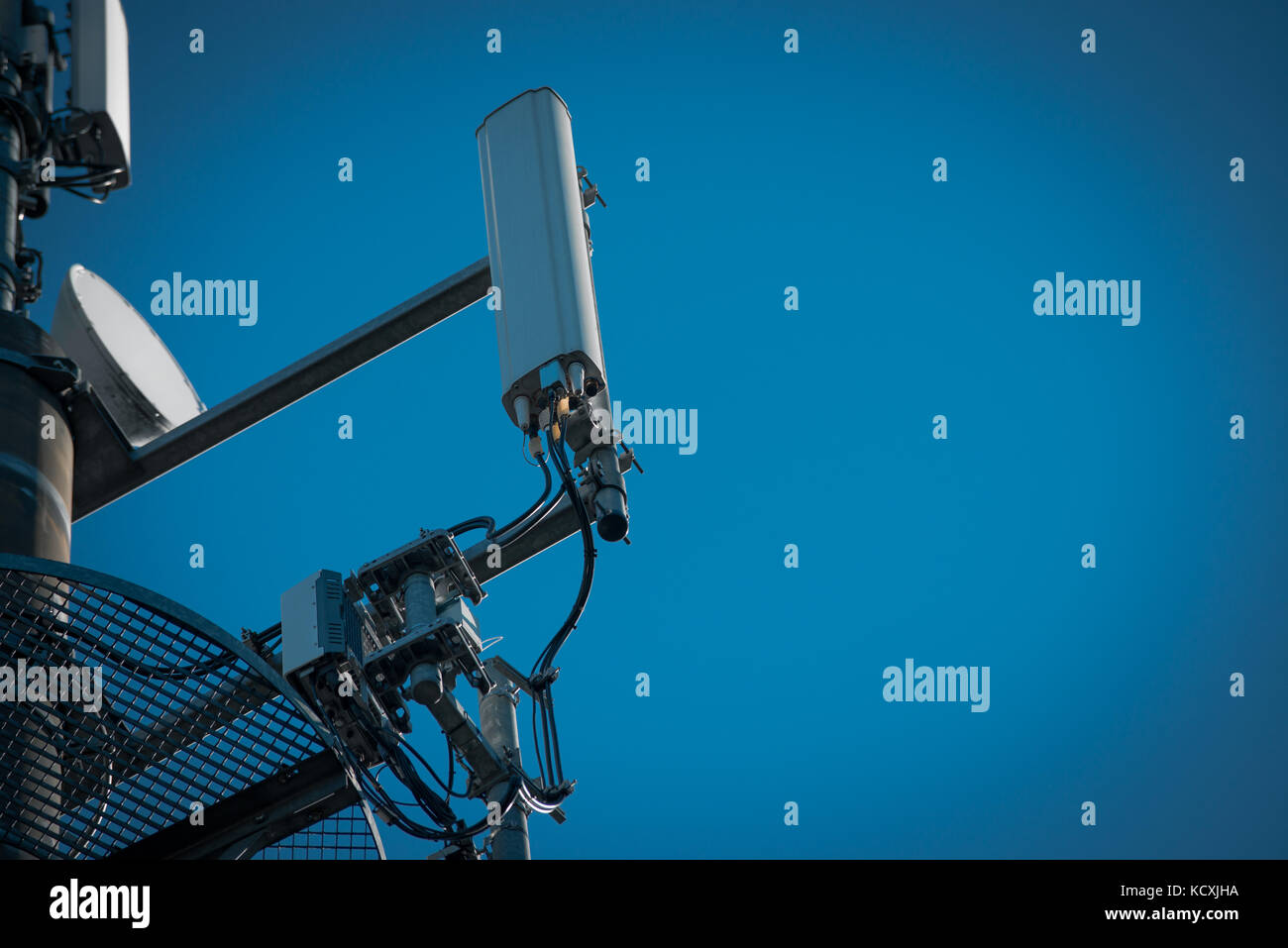 Cell phone cellular transmission tower blue sky Stock Photo - Alamy