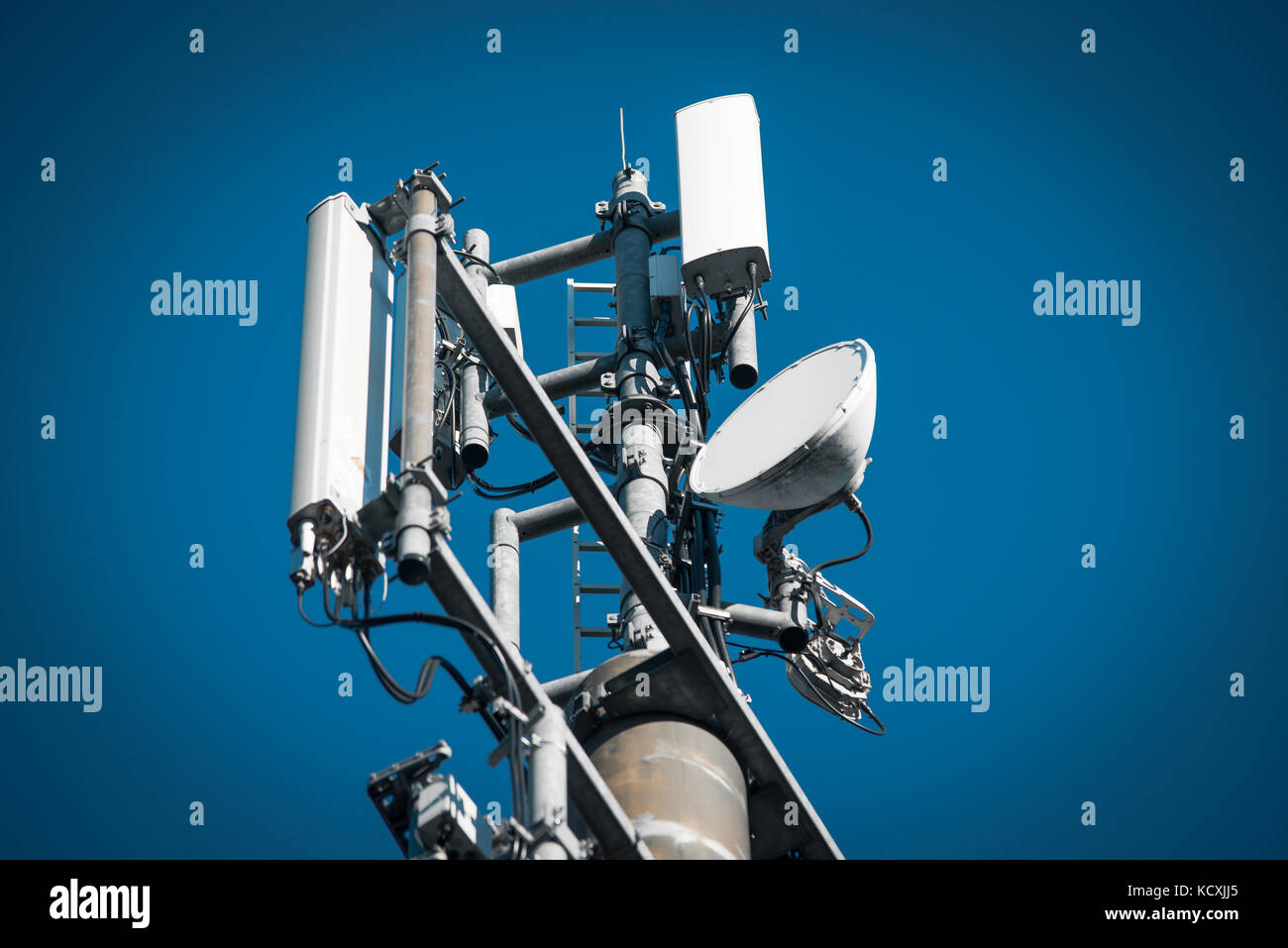 Cell phone cellular transmission tower blue sky Stock Photo - Alamy