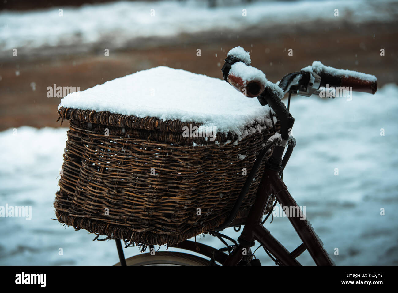 Basket crate on a bike in winter with snow Stock Photo - Alamy