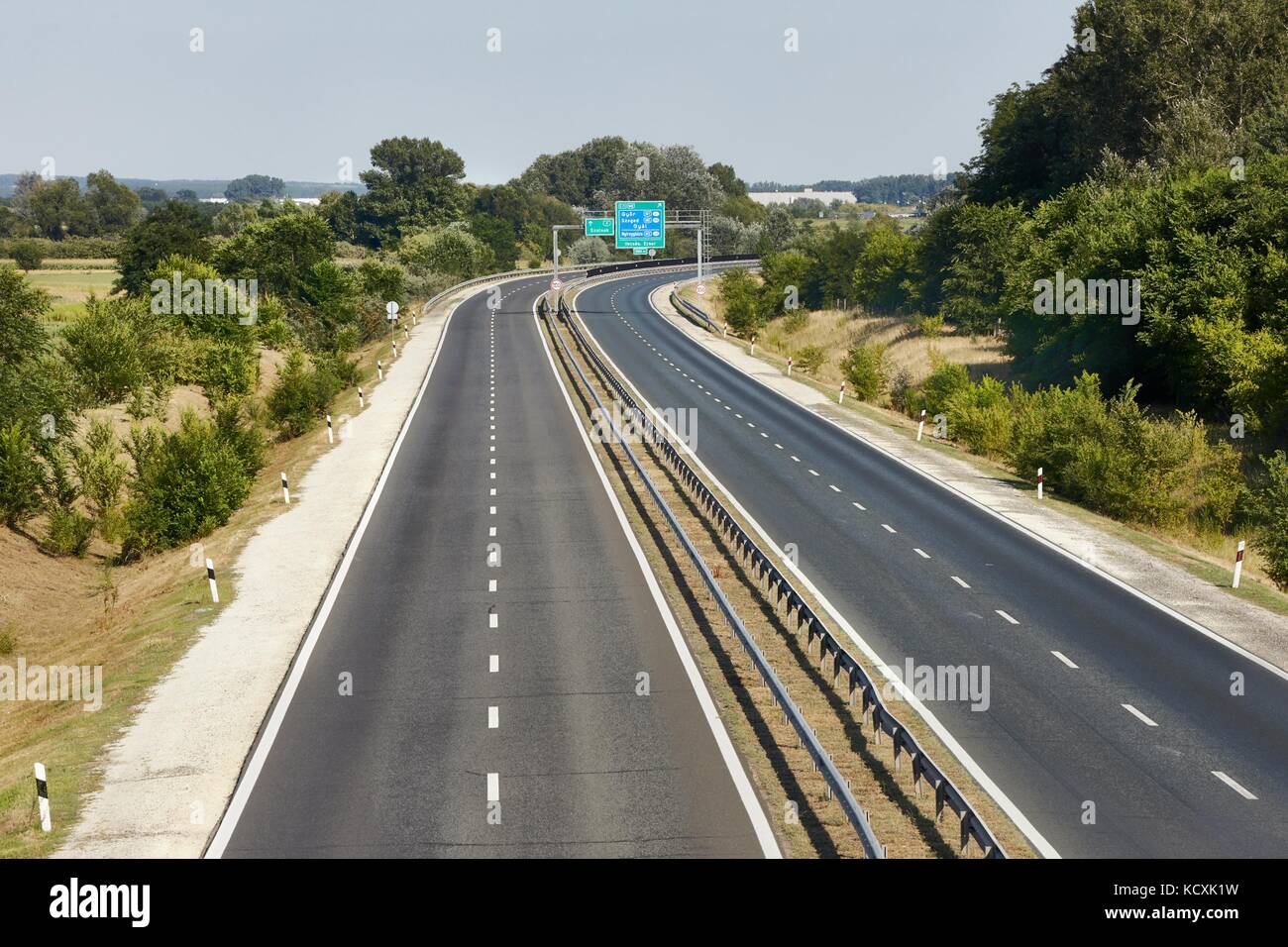 Highway with no traffic Stock Photo - Alamy