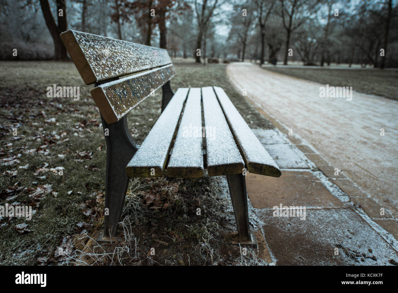 Cold park bench hi-res stock photography and images - Alamy
