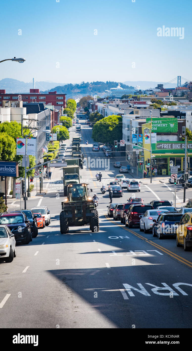 SAN FRANCISCO (Oct. 5, 2017) Sailors attached to Amphibious ...