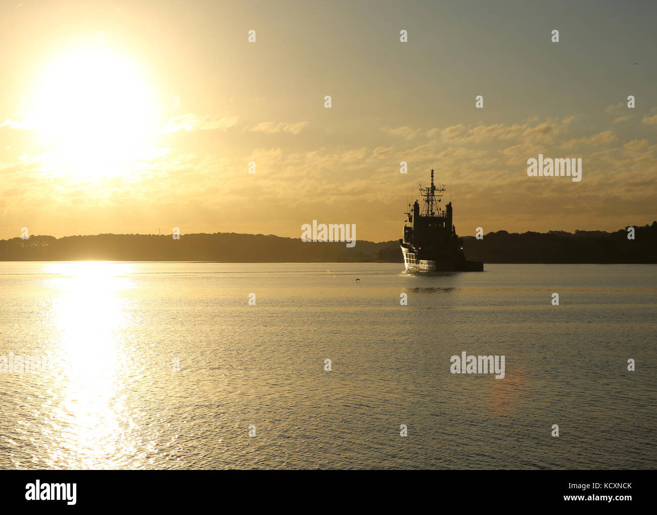 The USNS Apache (T-AFT 172), a Military Sealift Command fleet ocean tug ...
