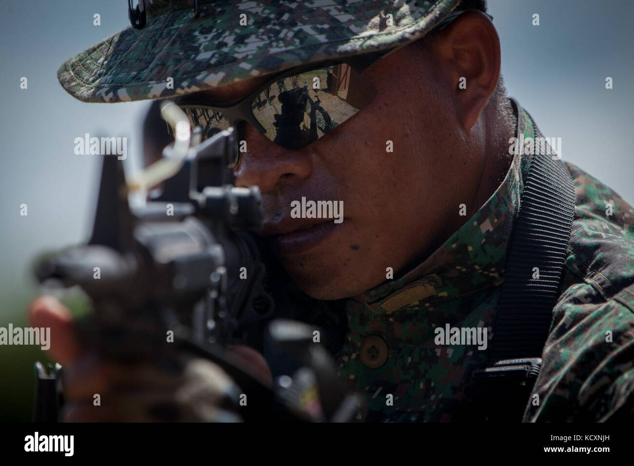 Philippine Marines conduct room-clearing drills during military ...