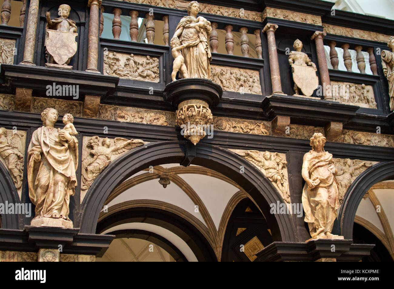 The victoria and albert museum statue hi-res stock photography and ...
