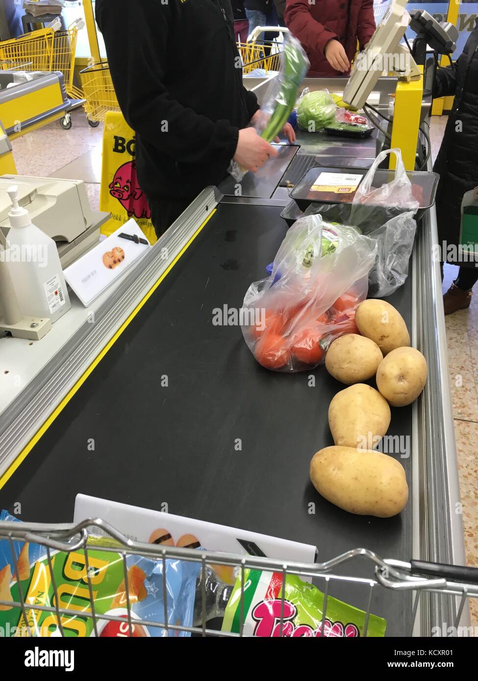 Lidl checkout hi-res stock photography and images - Alamy