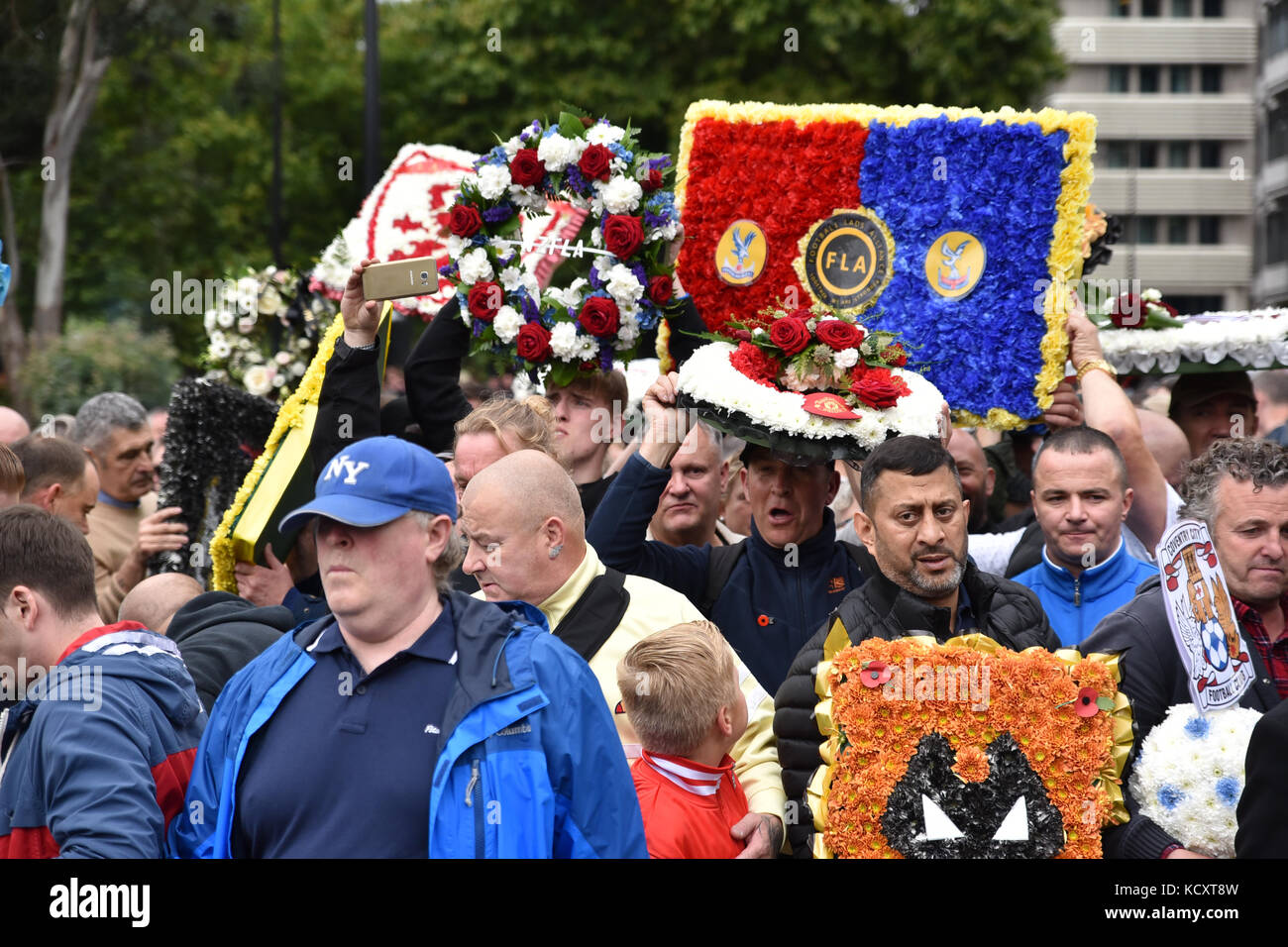 London, UK. 7th Oct, 2017. Thousands of football supporters march ...