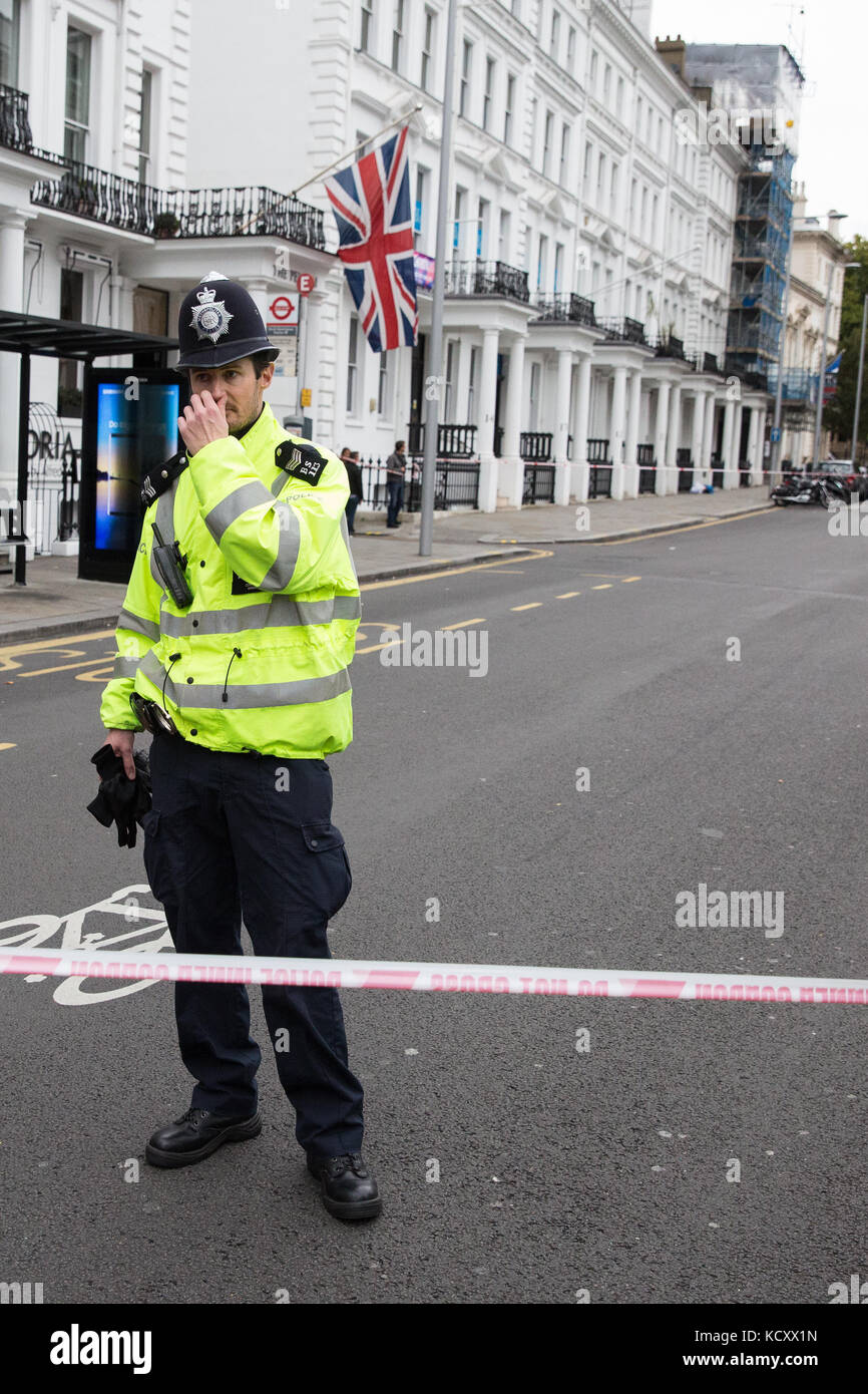 London, UK. 7th Oct, 2017. Police officers maintain a cordon close to ...