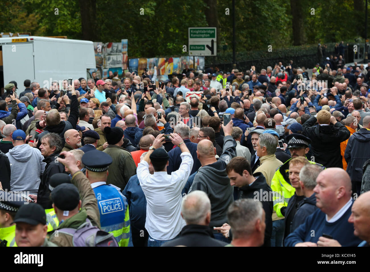 London, UK. 7th Oct, 2017. Thousands of football fans from all clubs ...