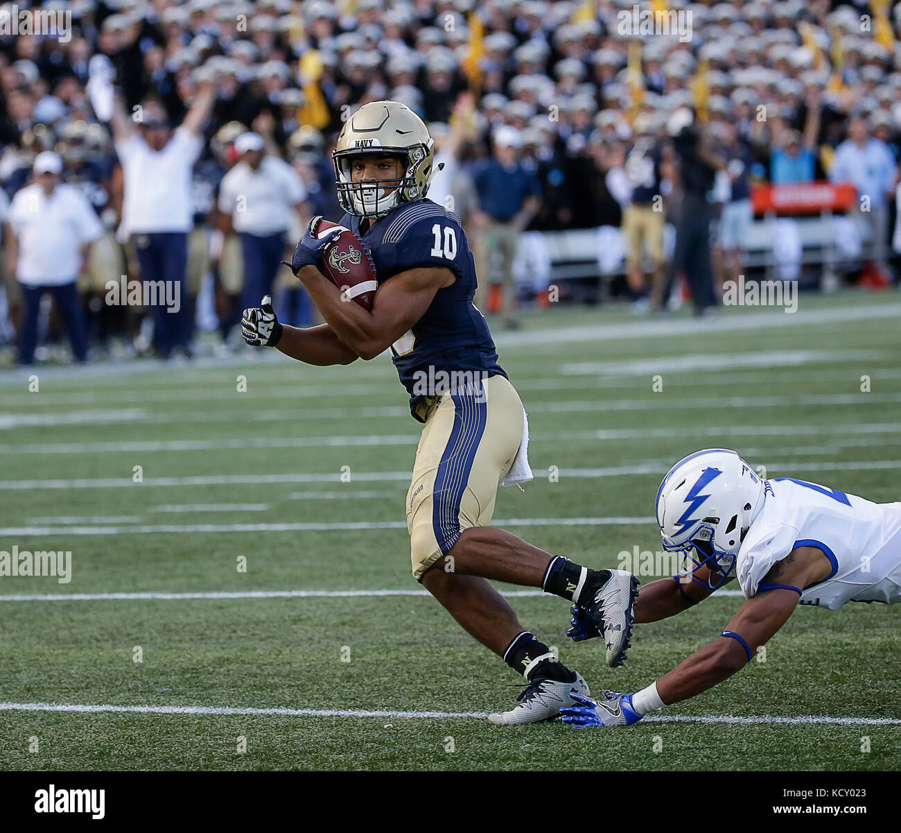 Annapolis, Maryland, USA. 7th Oct, 2017. Navy SB #10 Malcolm Perry eyes ...