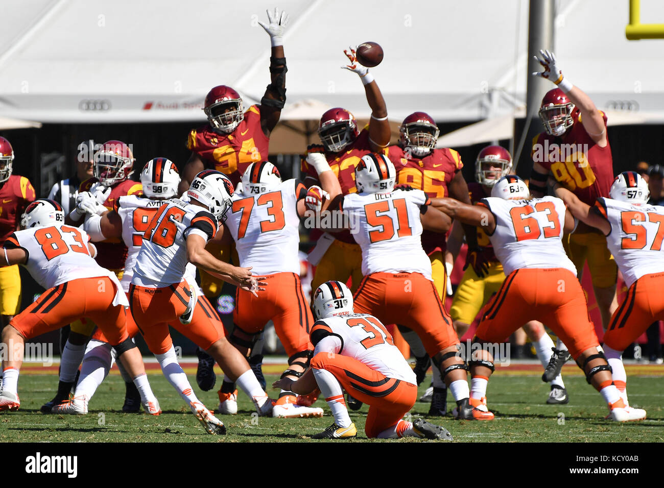 Los Angeles, CA, USA. 7th Oct, 2017. USC Trojans tackle Austin Jackson ...