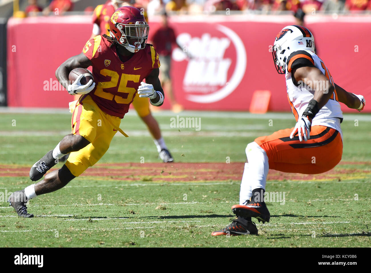 Los Angeles, CA, USA. 7th Oct, 2017. USC Trojans running back Ronald ...
