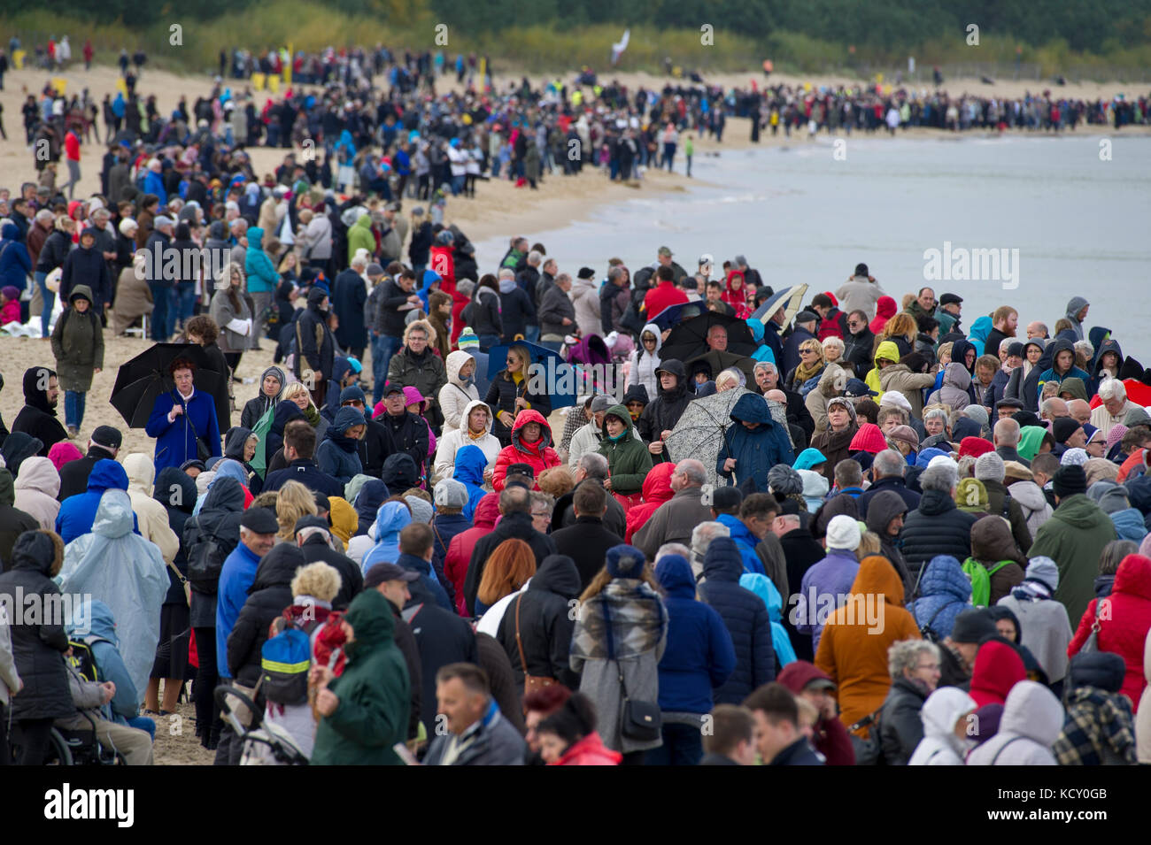 Gdansk, Poland. 7th October, 2017. Devotees attend a massive rosary ...